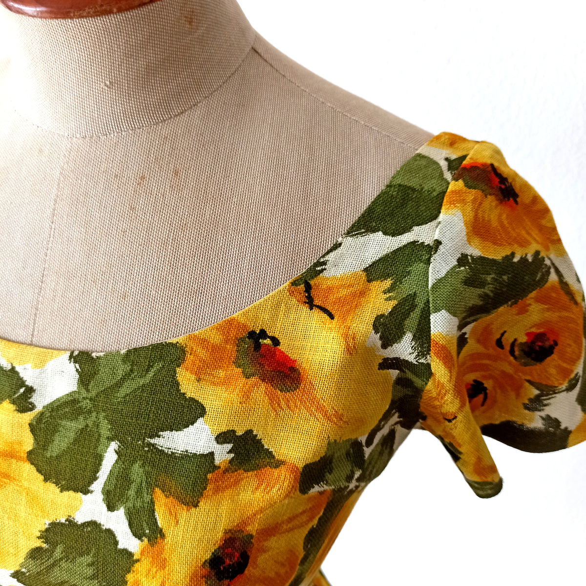 1950s - Stunning Floral Linen Dress - W24 (60cm) – Der Fuchs Vintage